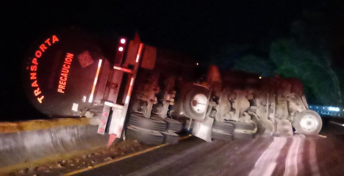 Pipa con sustancia peligrosa vuelca en la México-Cuernavaca; cierre total de la autopista ...